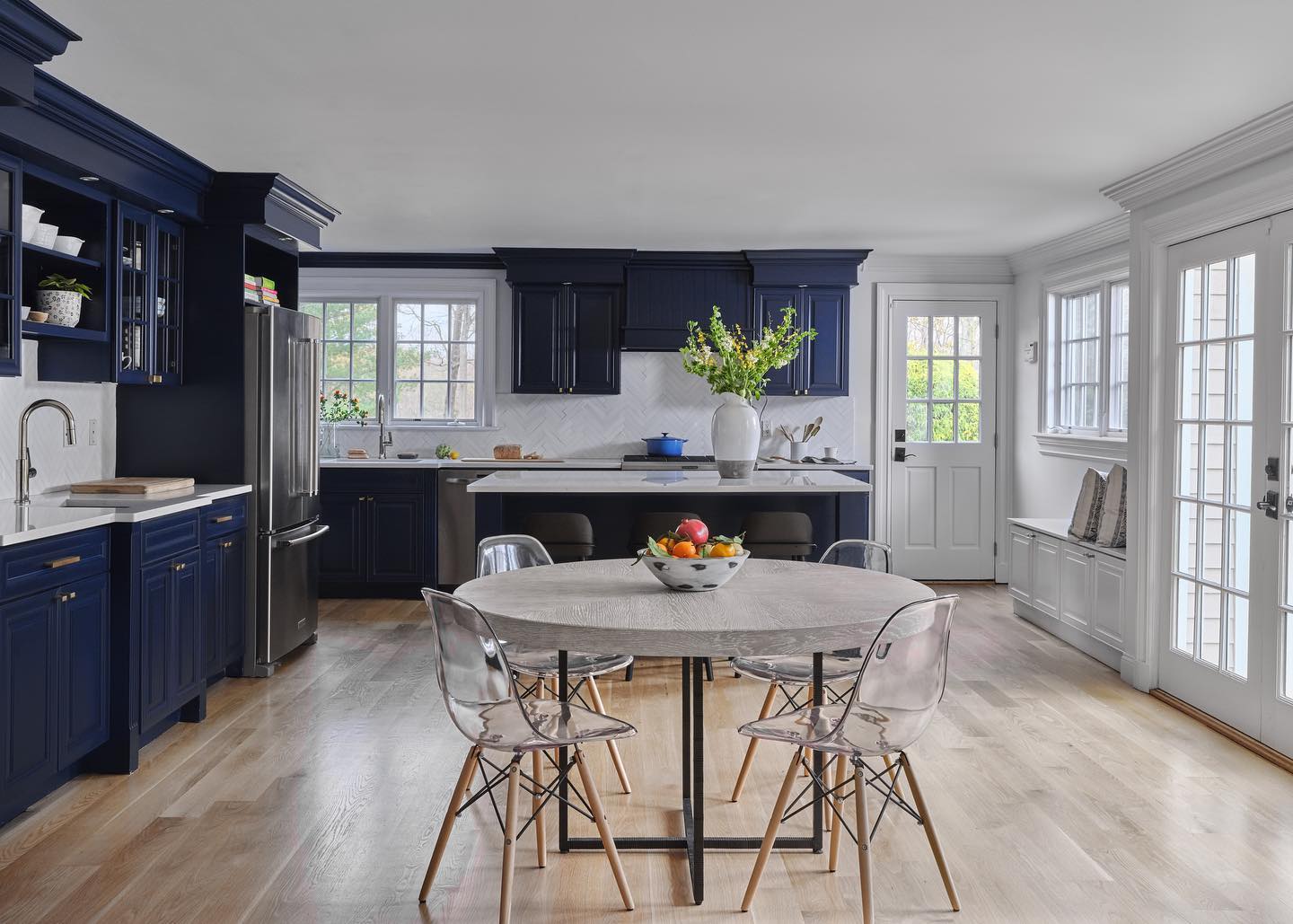 Benjamin Moore Deep Royal 2061-10 | Undertones, Photos, Color Palettes
