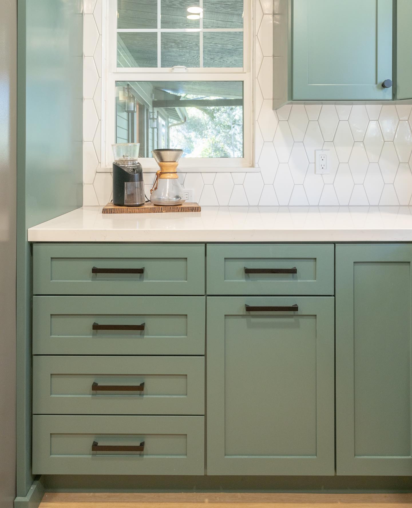 Benjamin Moore Jack Pine 692 | Undertones, Photos, Color Palettes